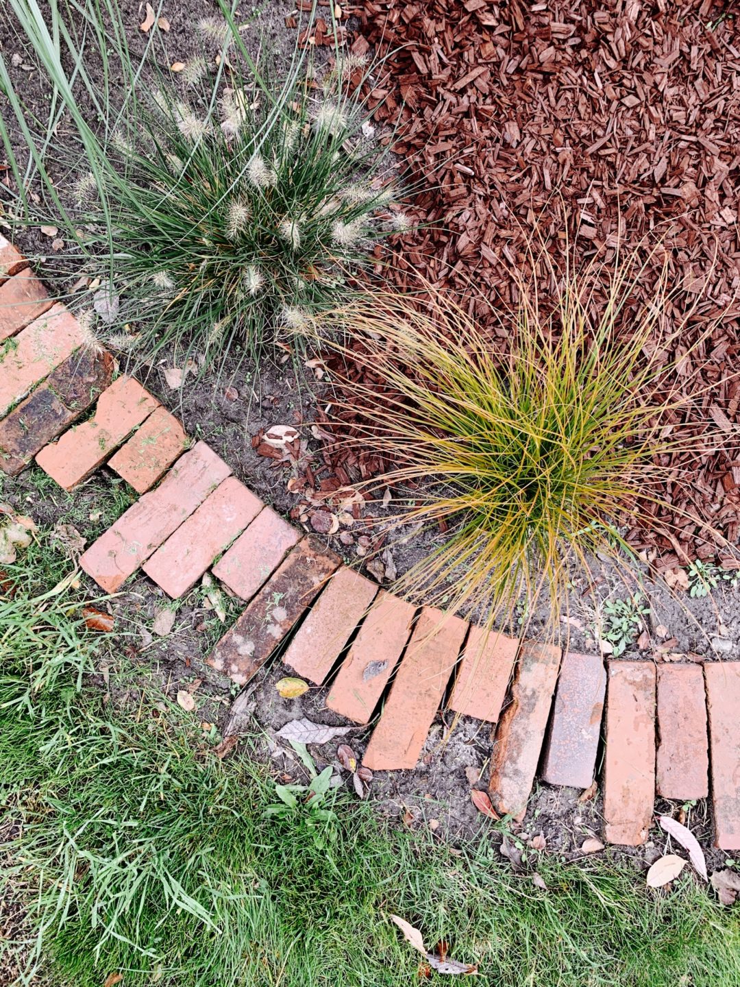 Garden DIY: Beeteinfassung aus alten Backsteinen | eat blog love